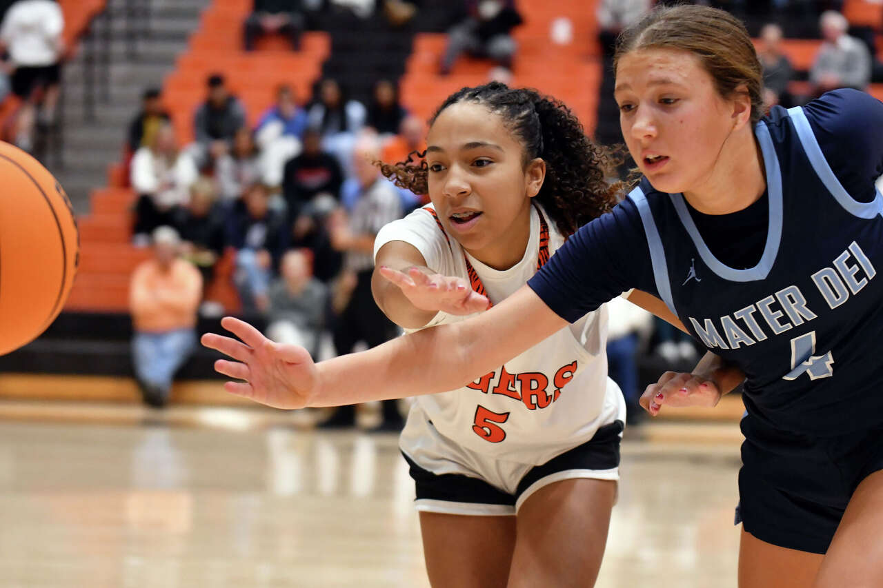 Edwardsville girls fall to Mater Dei after basket with 1.4 seconds left