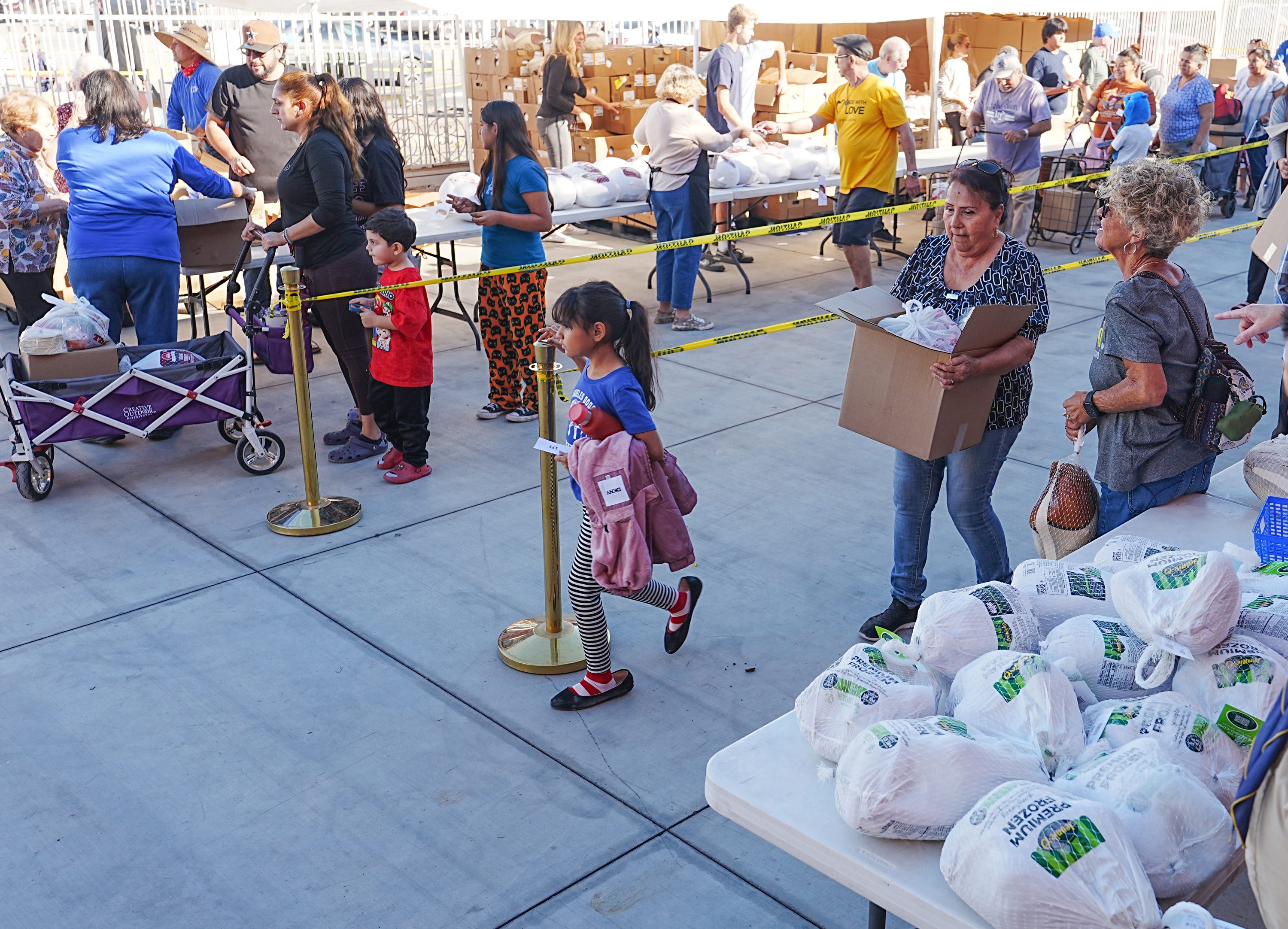 'New people, new faces' as Galilee Center serves 800 for Thanksgiving