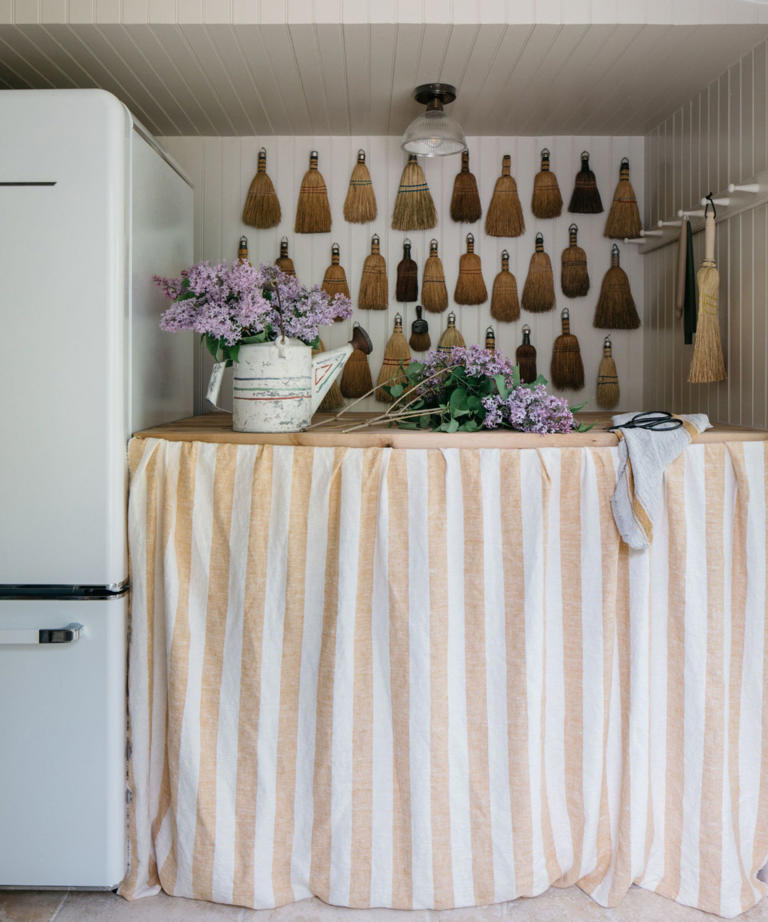 The Small Footprint Didn't Stop the New Owners of This Cottage Kitchen ...