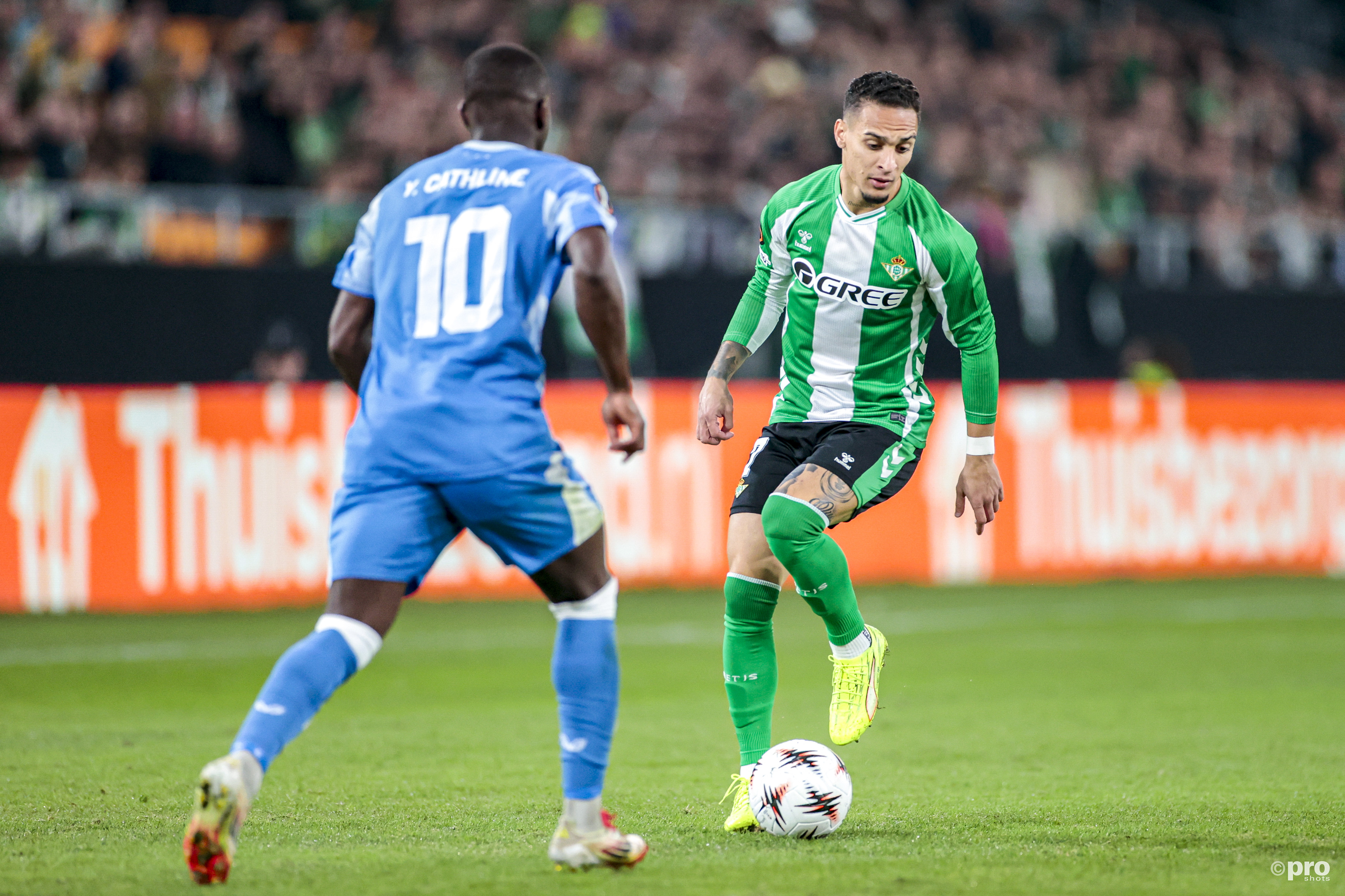 Antony wekt verbazing: Betis-ster deelt kopstoot uit aan El Karouani