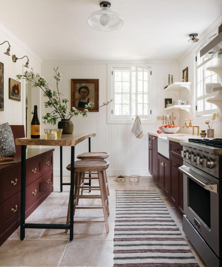 The Small Footprint Didn't Stop the New Owners of This Cottage Kitchen ...