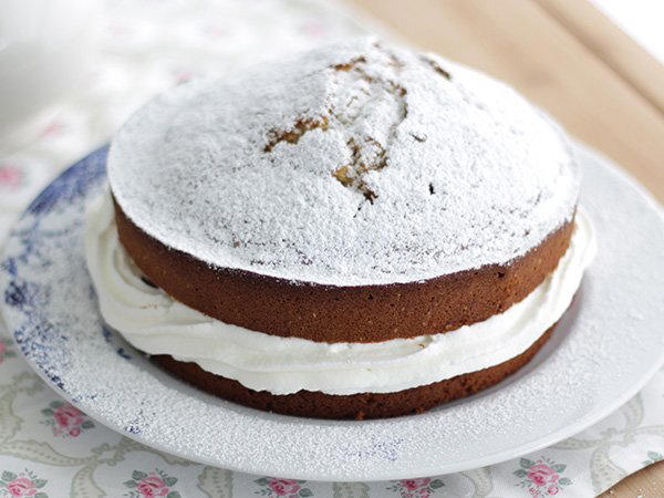 Victoria sponge cake - video recipe