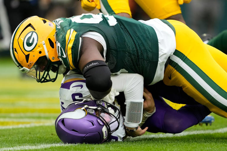 Packers emerging star defender carted off field with brutal injury