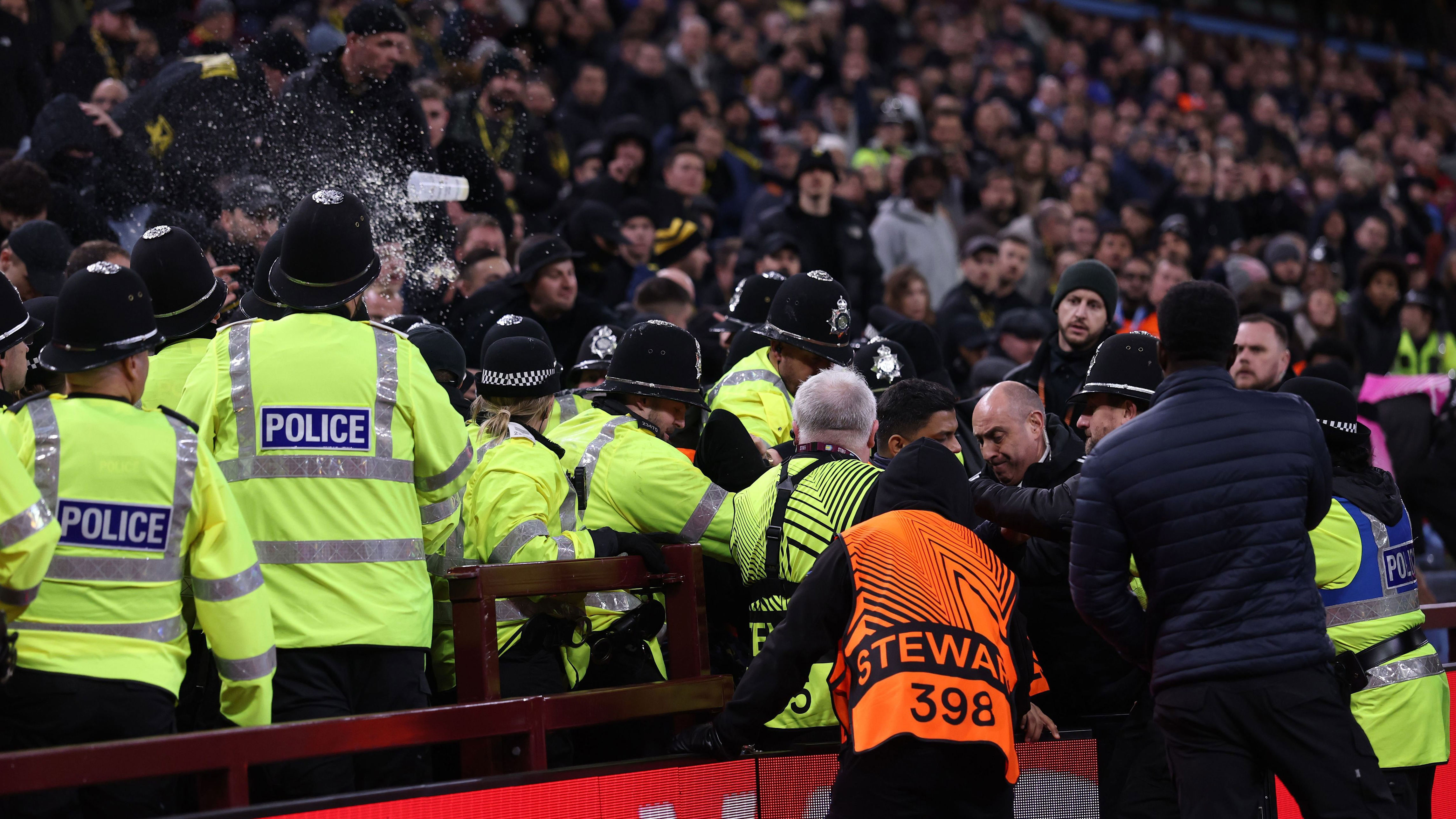 YB-Fans randalieren in Birmingham! Ex-BVB-Star Donyell Malen erleidet ...