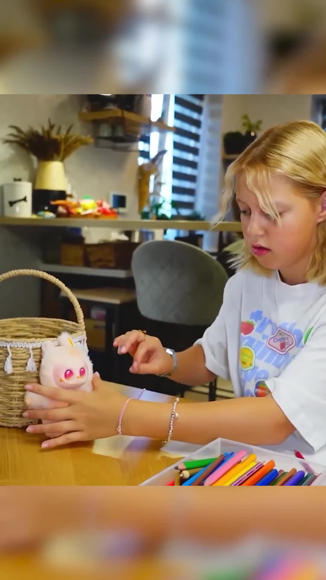 Amelka a trouvé un étrange Labubu dans la ruelle! 😲🦄#amelka #shorts