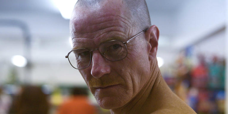 Breaking Bad's Pilot Episode Foreshadows Walter White's Transformation