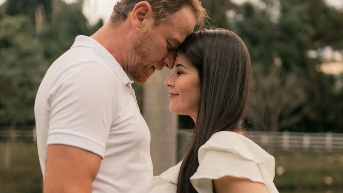 Top nonverbal signs a man is interested in you, according to experts