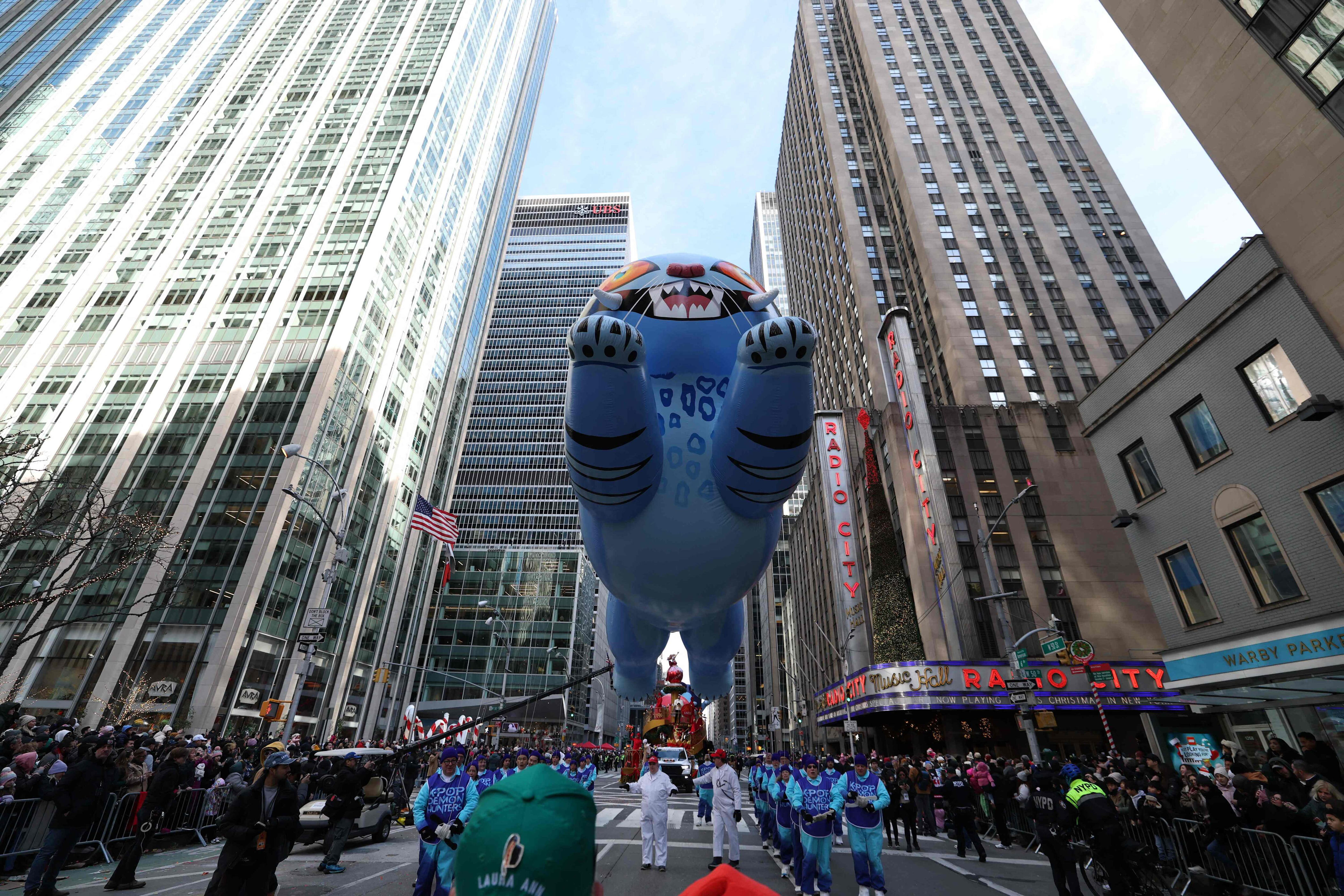 KPop Demon Hunters' Derpy, Sussie Appear in Macy’s Thanksgiving Parade - Indonesia Crowd