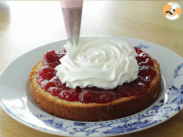 Victoria sponge cake - video recipe