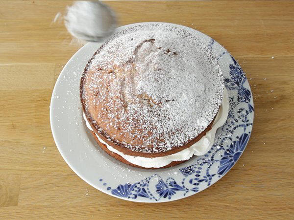 Victoria sponge cake - video recipe