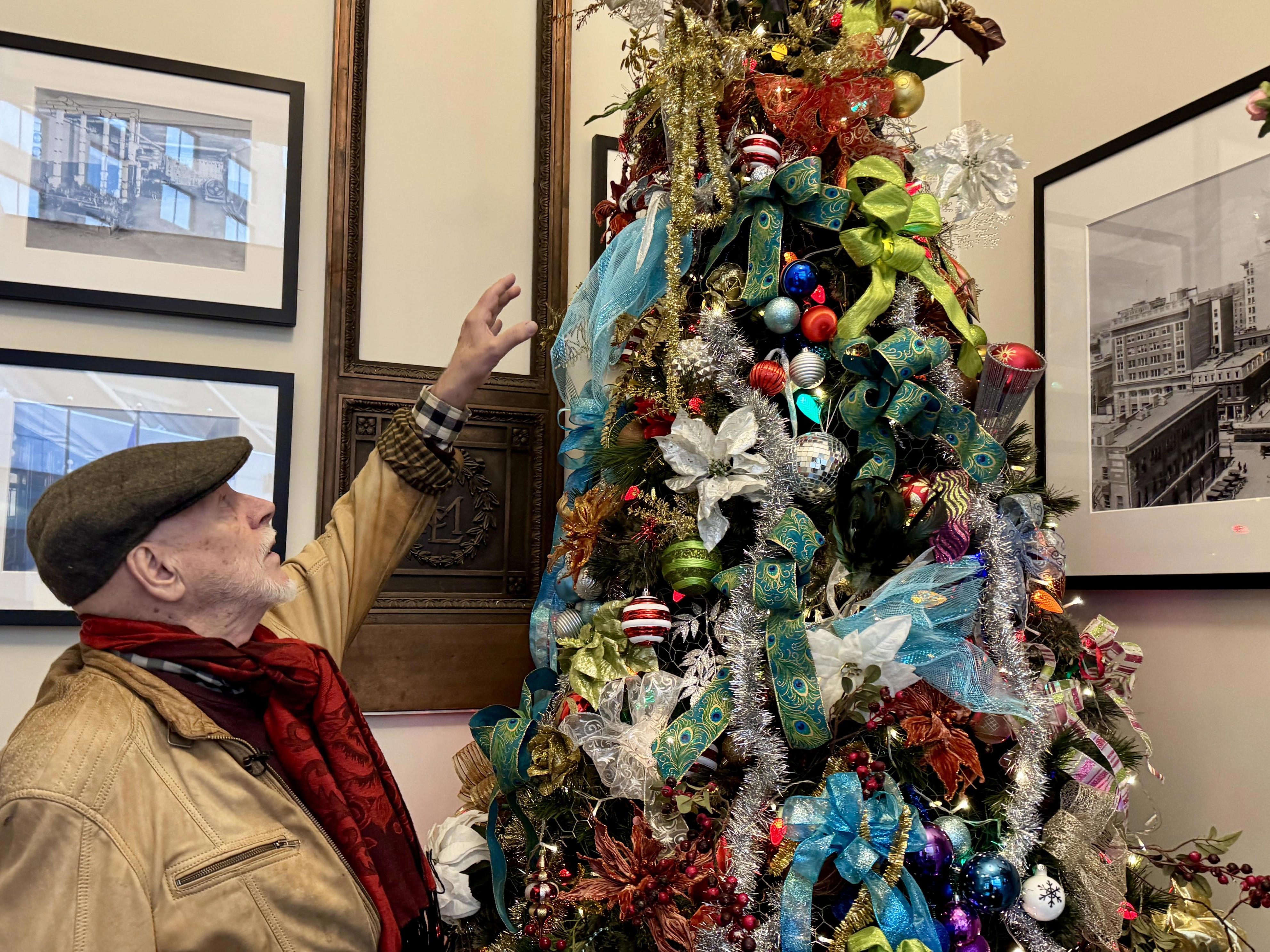 Chaque Noël, le hall de l’édifice McLeod à Edmonton se remplit de décors