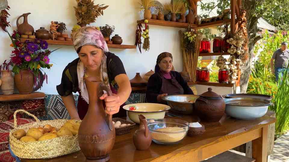 Harvesting paradise apples and cooking a country feast
