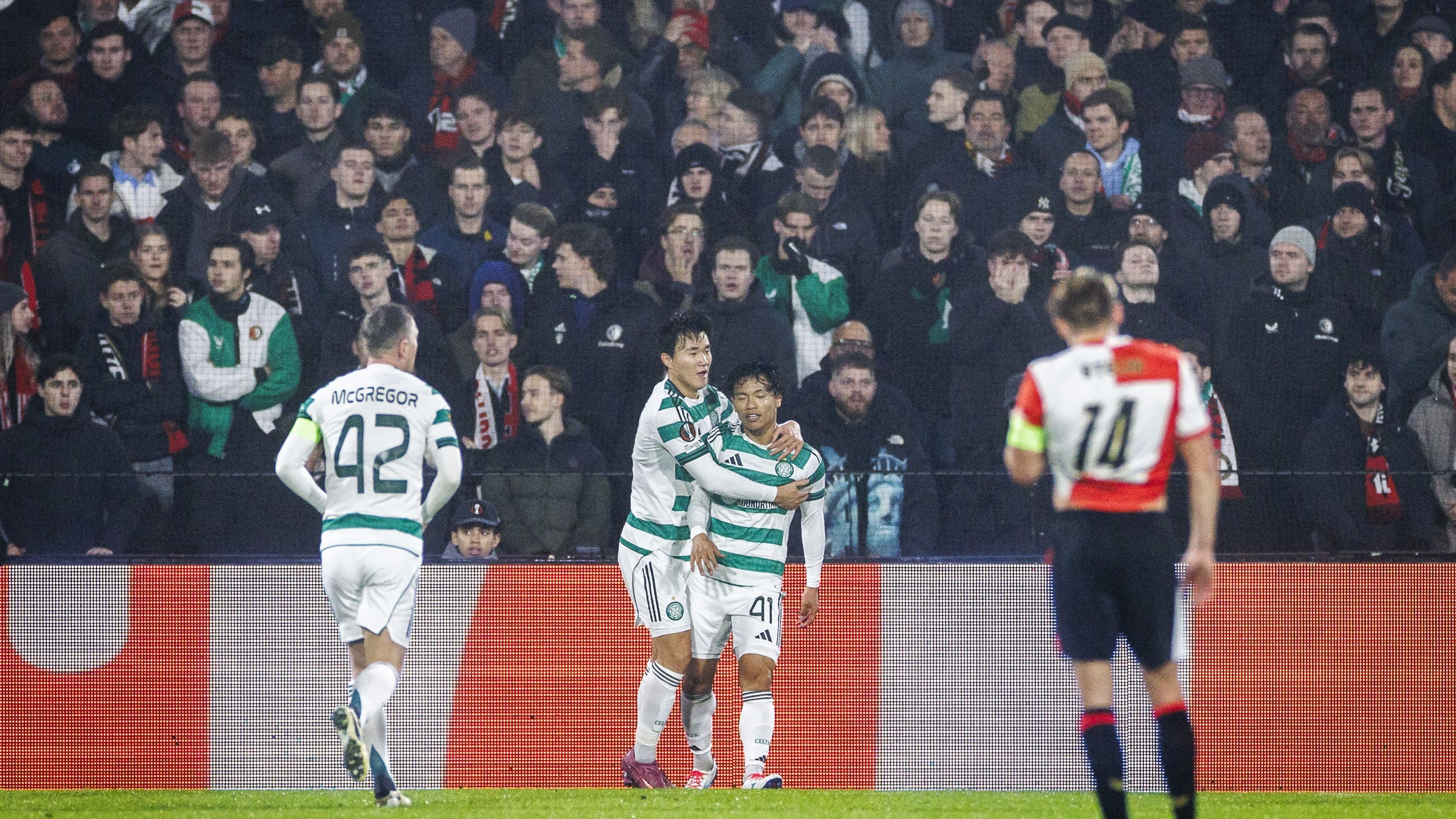 Feyenoorders roepen massaal om stadionverbod voor één fan na zien van ...