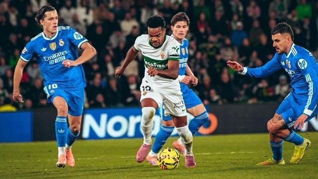 Diang se apunta a la carrera por ser el "10" del Elche