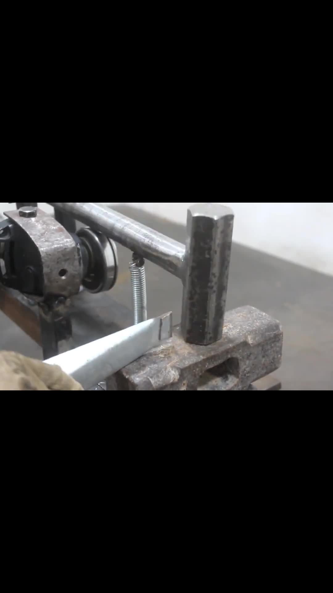 Automatic hammer machine from angle grinder