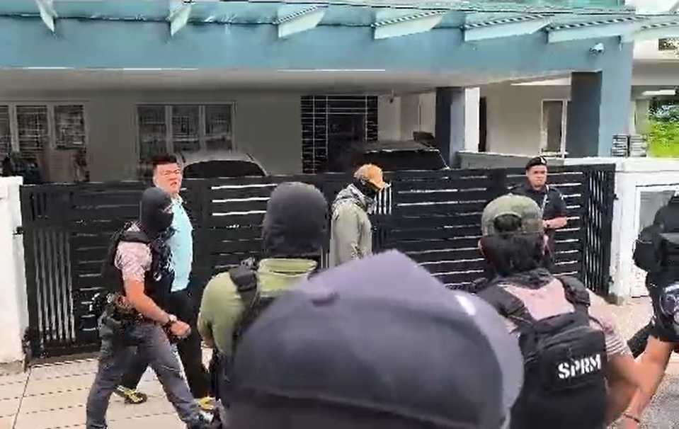 6 guns pointed at me, says Tei as masked officers nab man who exposed ...