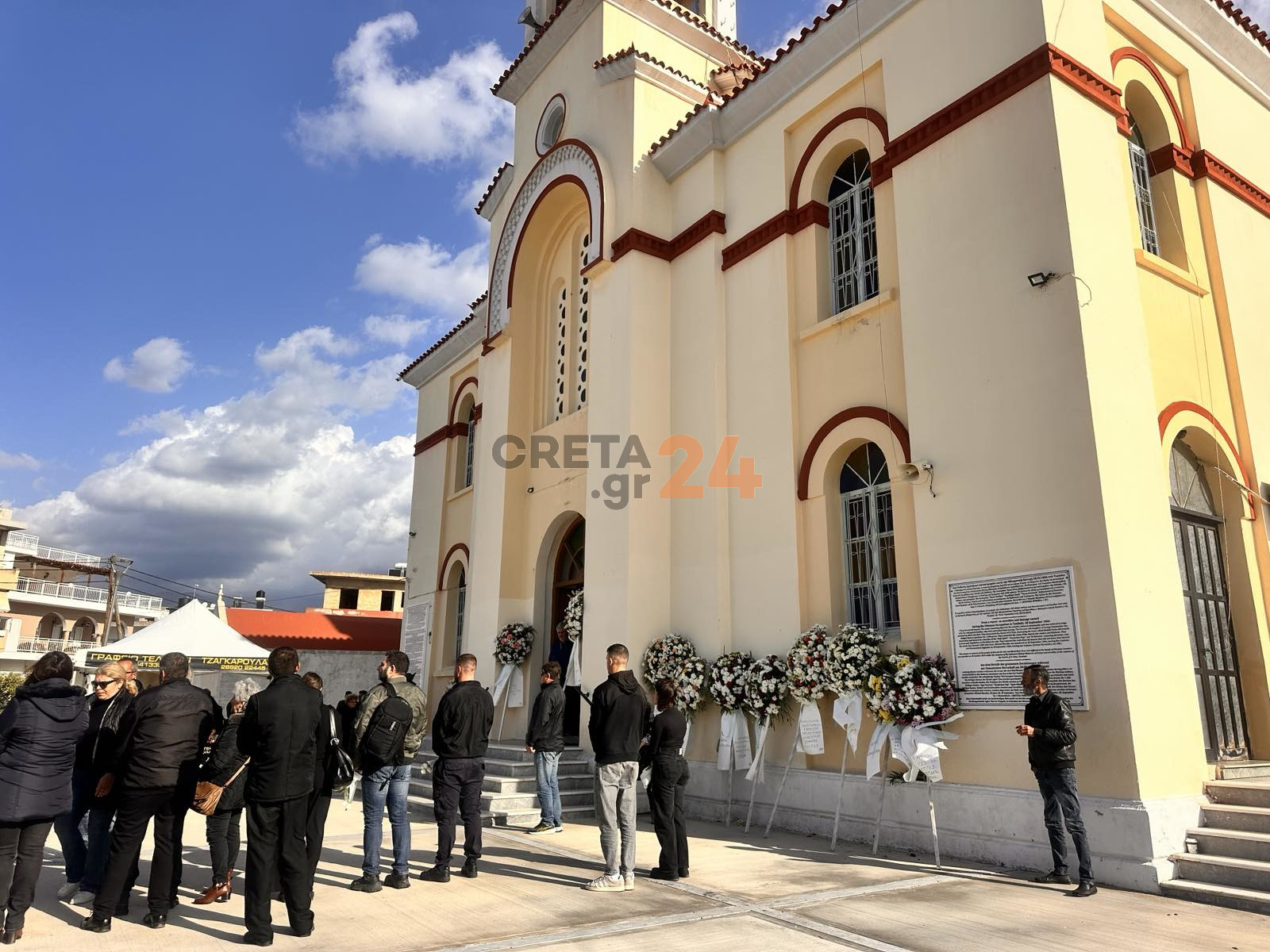 Κρήτη: Με λευκά τριαντάφυλλα αποχαιρετούν τον 19χρονο Ραφαήλ στο ...