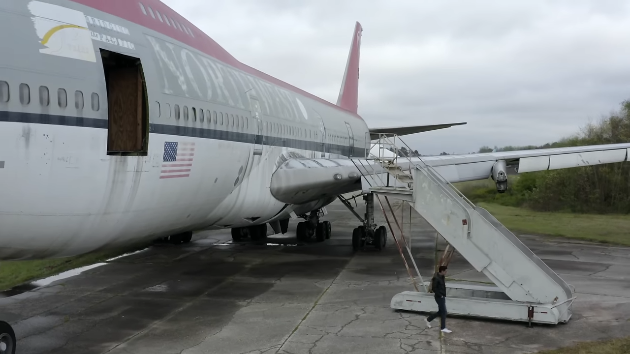 Flying Into One of America’s Most Restricted Airports
