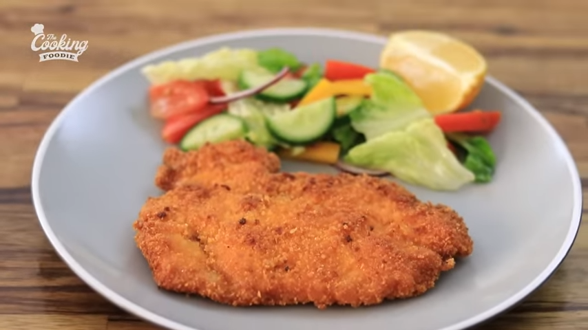 How to Make Chicken Schnitzel That Stays Crispy for Hours