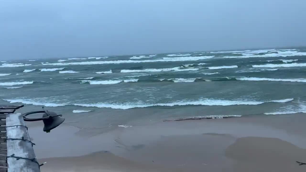 Strong 60 mph winds and massive waves in Detroit, Michigan, USA