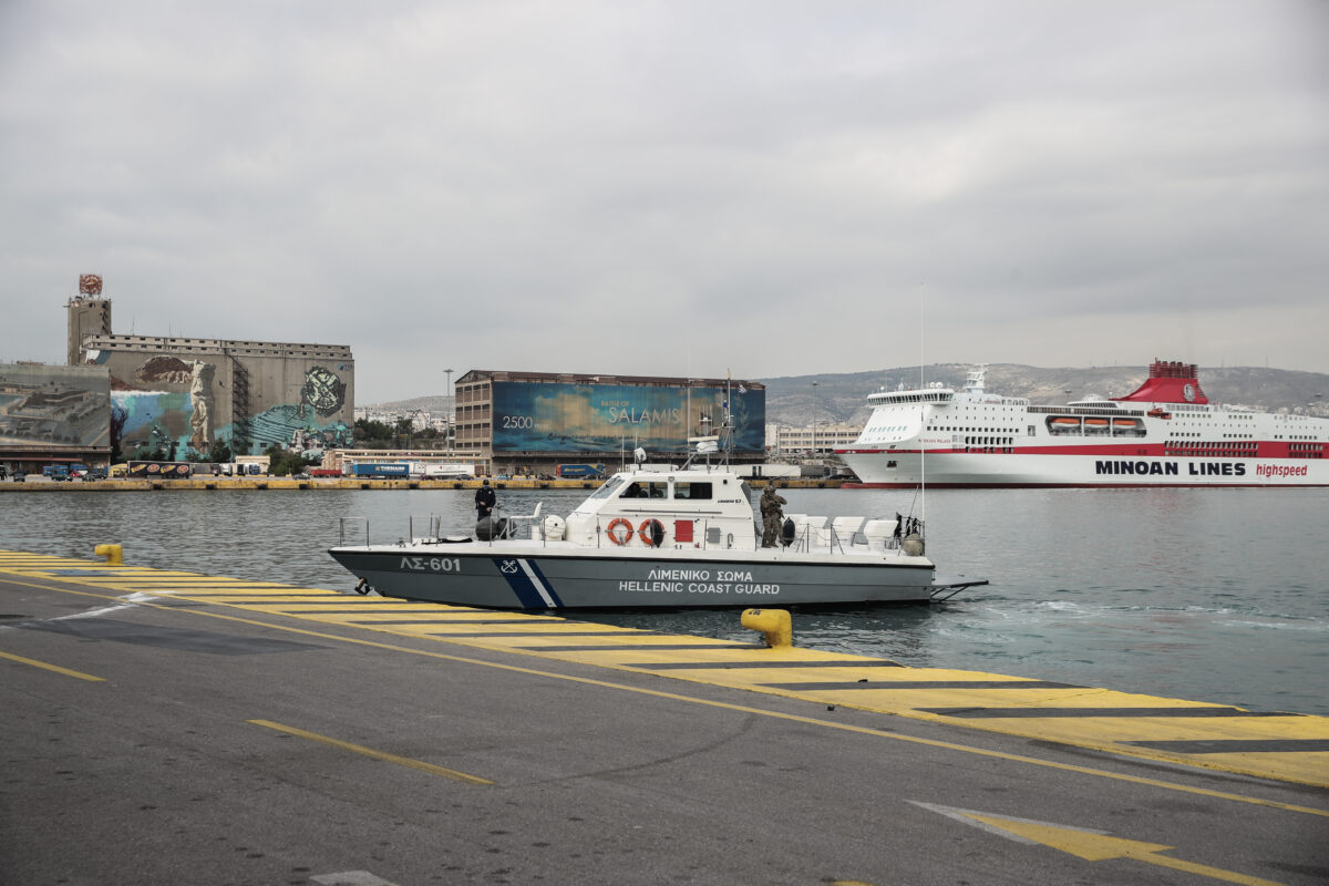 Όχημα βούτηξε στο λιμάνι του Πειραιά: Ο 69χρονος οδηγός απεγκλωβίστηκε ...