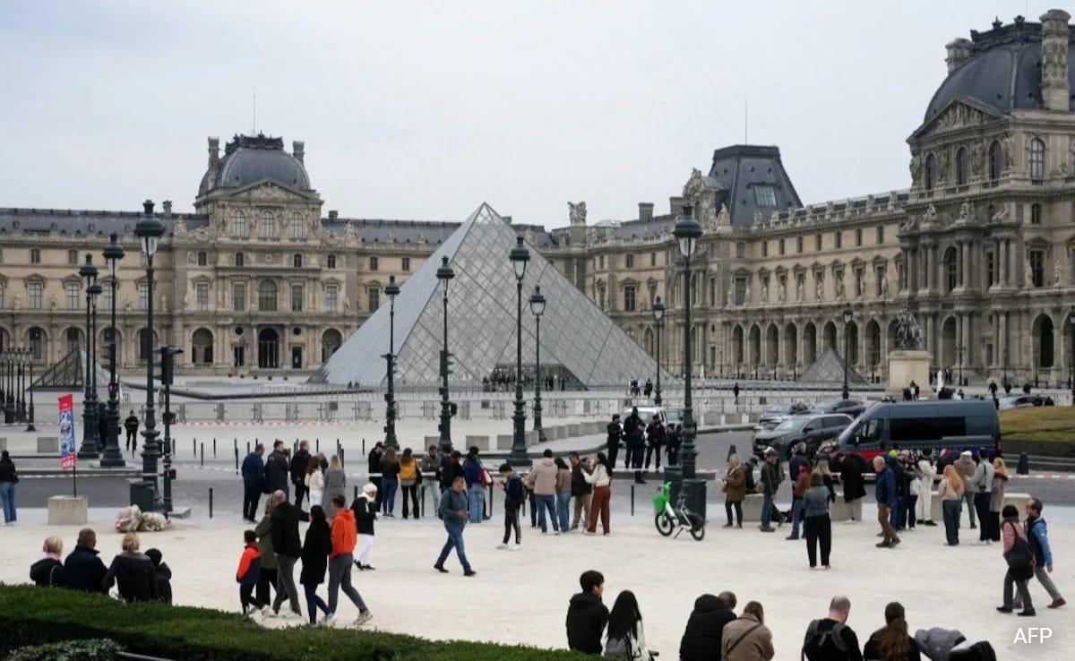 Louvre partially reopens as staff extends strike over working conditions