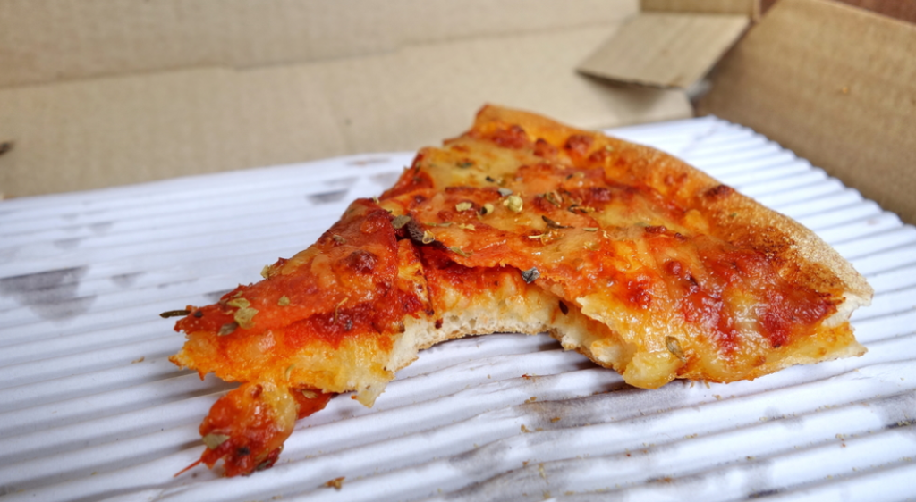 Kvinde blev pludselig overfaldet på åben gade og fik stjålet sin pizza