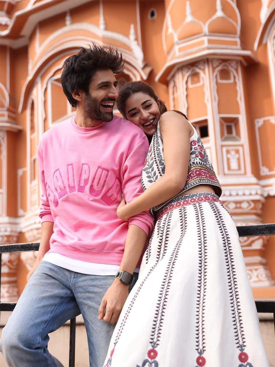 Kartik Aaryan and Ananya Panday Pose at Hawa Mahal During Tu Meri Main ...