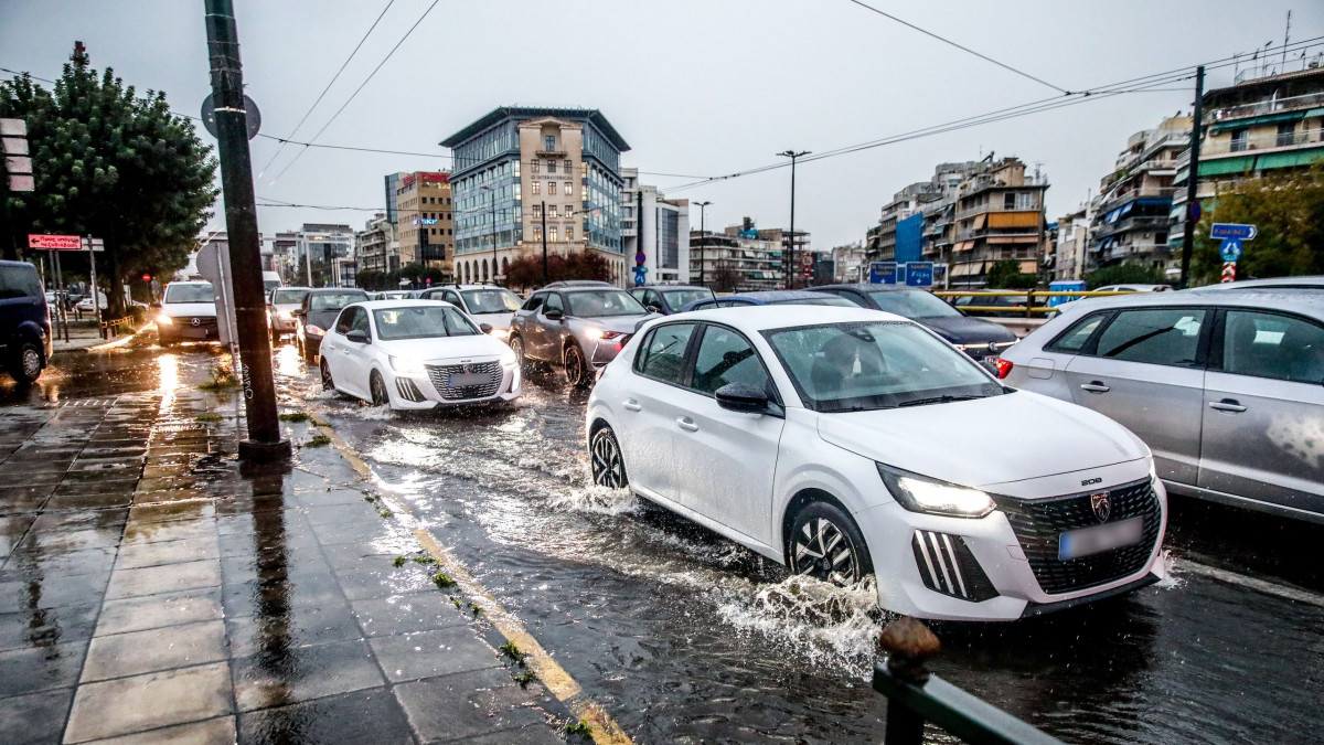 Σε πλήρη εξέλιξη η κακοκαιρία: Κλειστά τα σχολεία στην Αττική - Σε ...