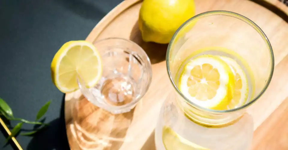 Zaskakujące zalety picia wody z cytryną. Jaki ma wpływ na zdrowie ...