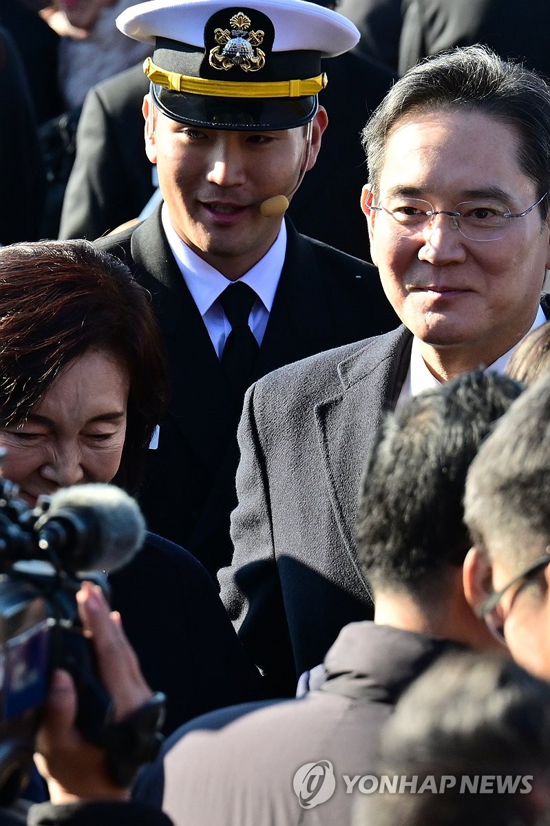 Samsung Electronics chair's son commissioned as Navy officer