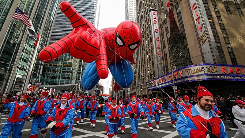 Macy's Thanksgiving Day Parade: Buzz Lightyear and Pac-Man float over ...