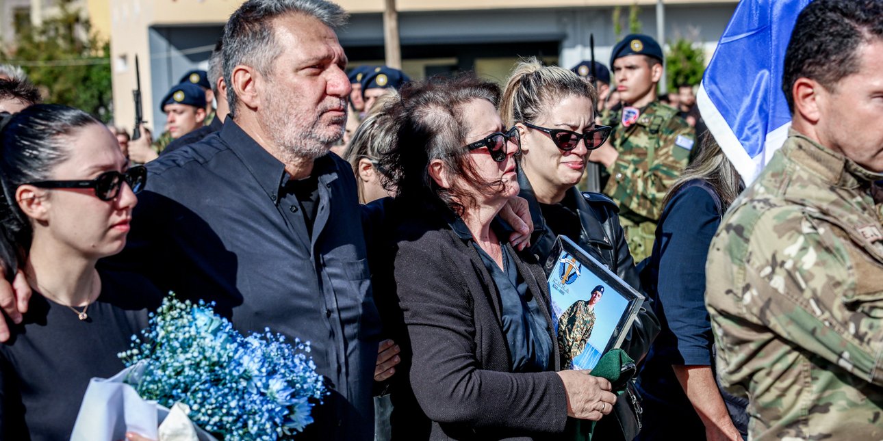 Θλίψη στην κηδεία του 19χρονου ΕΠΟΠ που σκοτώθηκε από χειροβομβίδα ...
