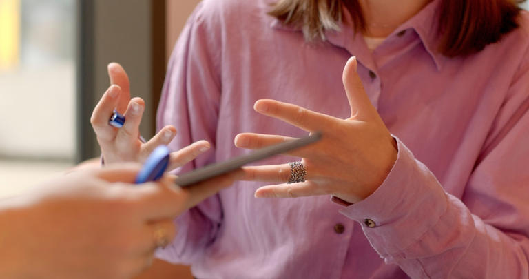 Study finds certain hand gestures make speakers more persuasive