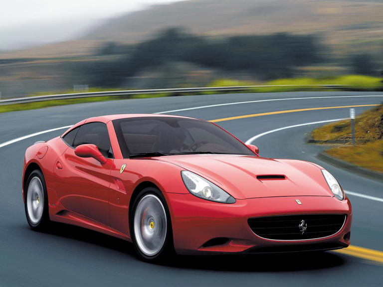 フェラーリ カリフォルニアは、同社初のリトラクタブル ハードトップを採用したカブリオレ【スーパーカークロニクル・完全版／049】