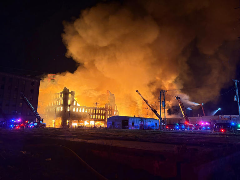 5 Alarm fire blazes in downtown St. Louis as multiple buildings catch fire