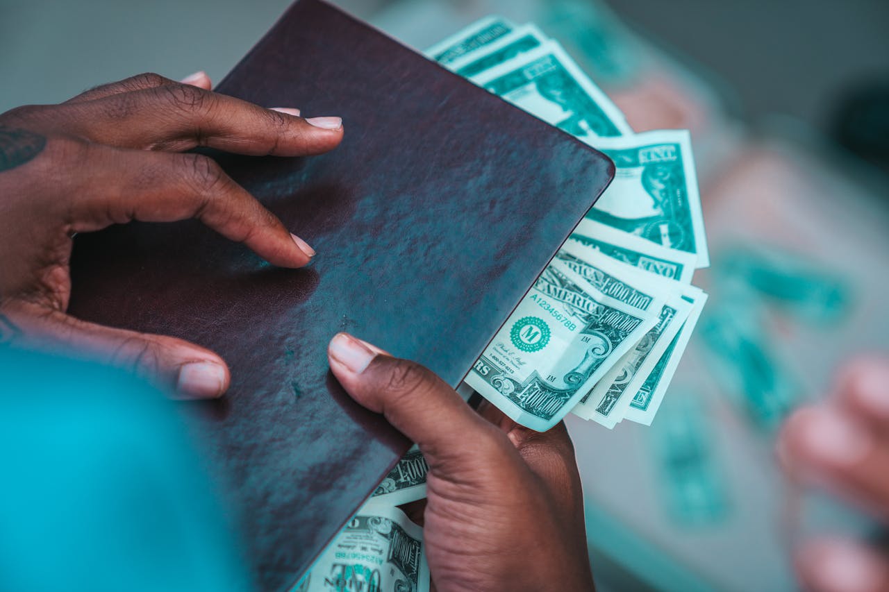 People Who Keep Cash At Home All Go To The Internet To Share The Moment ...