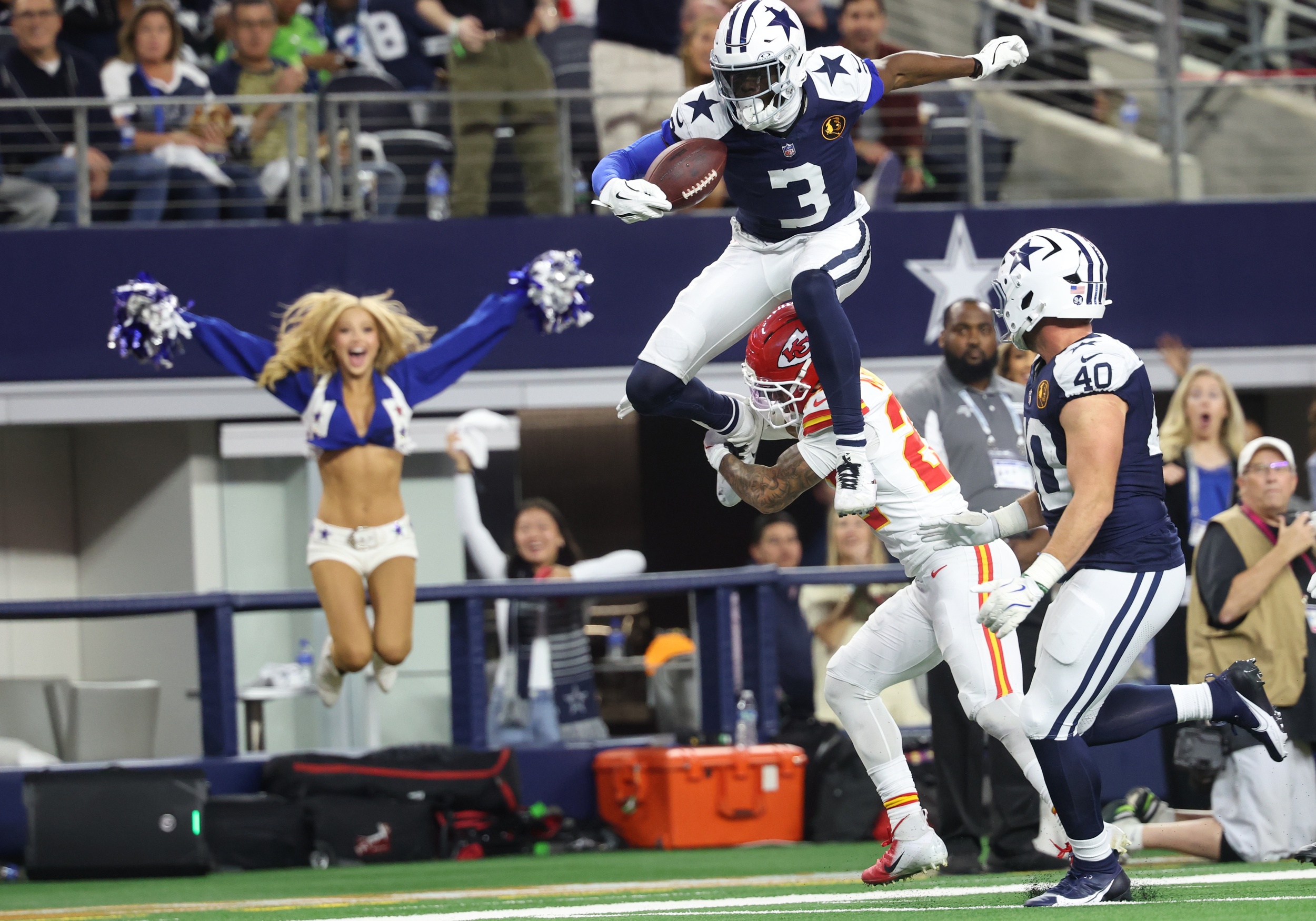 Photographer captures incredible image of George Pickens hurdling defender