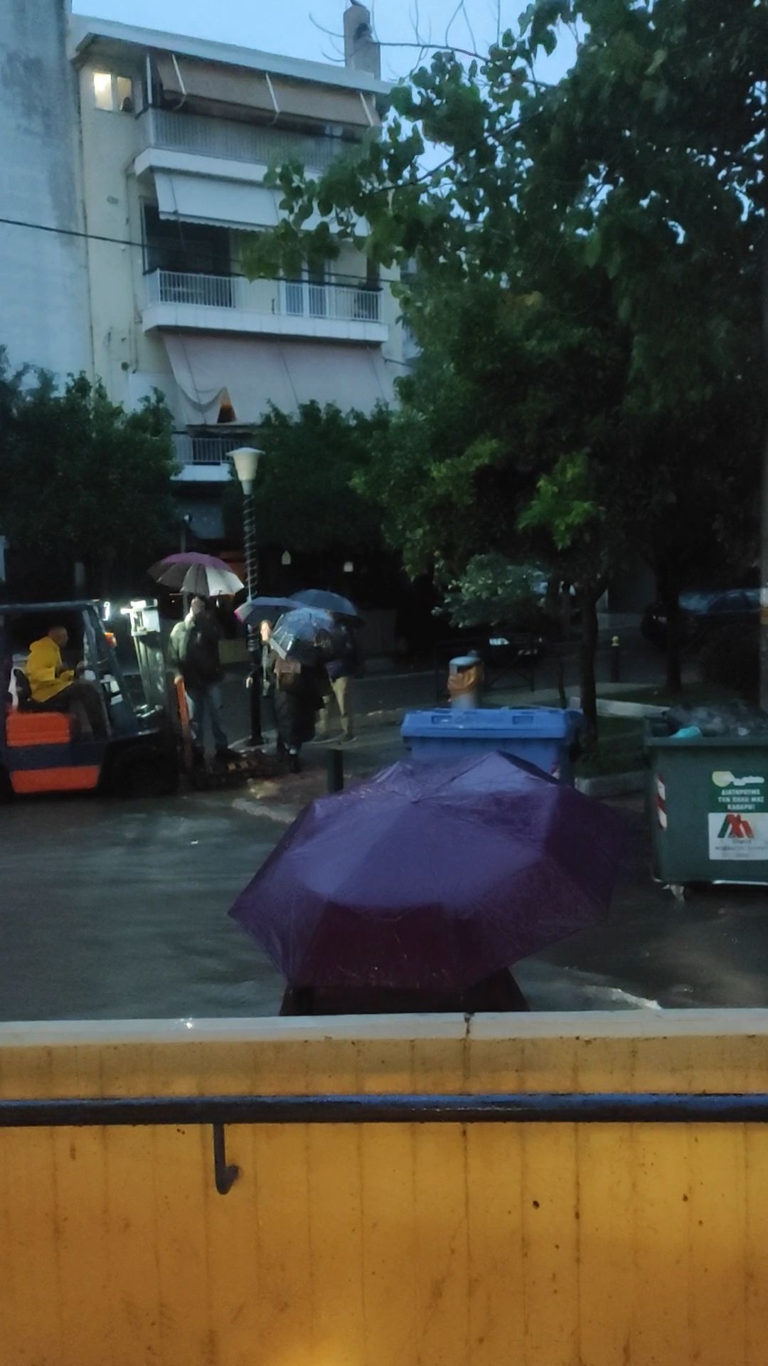 Απίστευτες εικόνες στον ΗΣΑΠ Μοσχάτου: «Επιστρατεύτηκε» κλαρκ για την ...