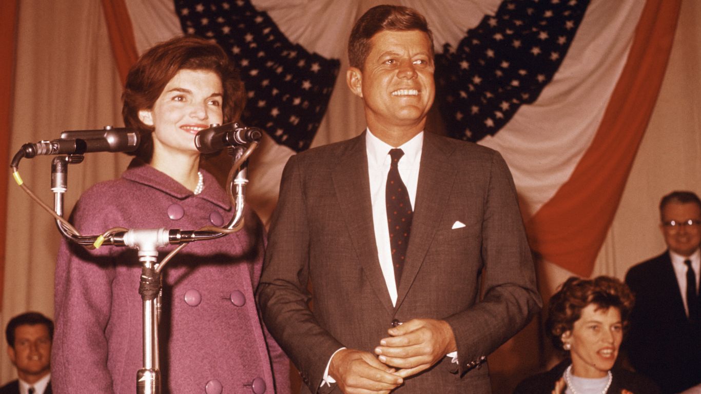 Jackie Kennedy : son emblématique manteau violet porté le jour de l ...
