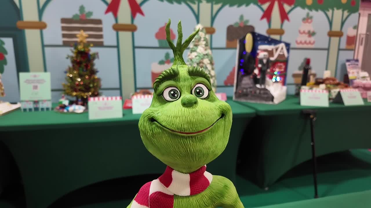 Amazing Christmas themed cakes at the cake and bake show at this years ...