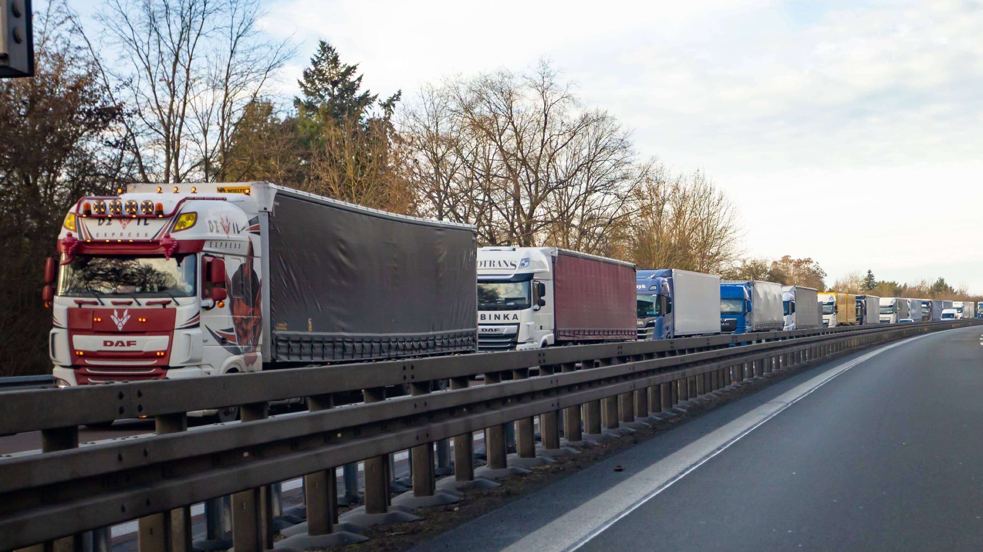 Stau auf A12 bei Frankfurt (Oder): Autobahn ist nach tödlichem Unfall ...