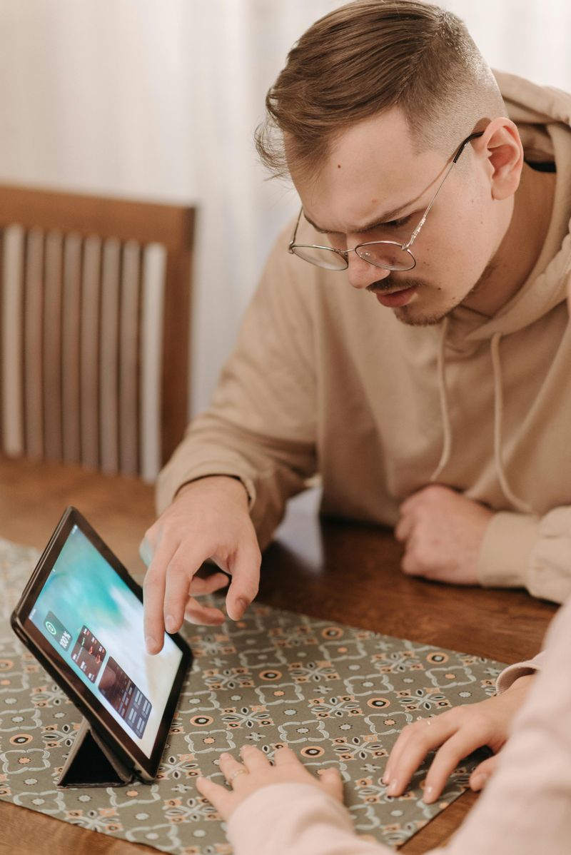 10 Obvious Signs Someone Isn't as Smart as They Pretend to Be