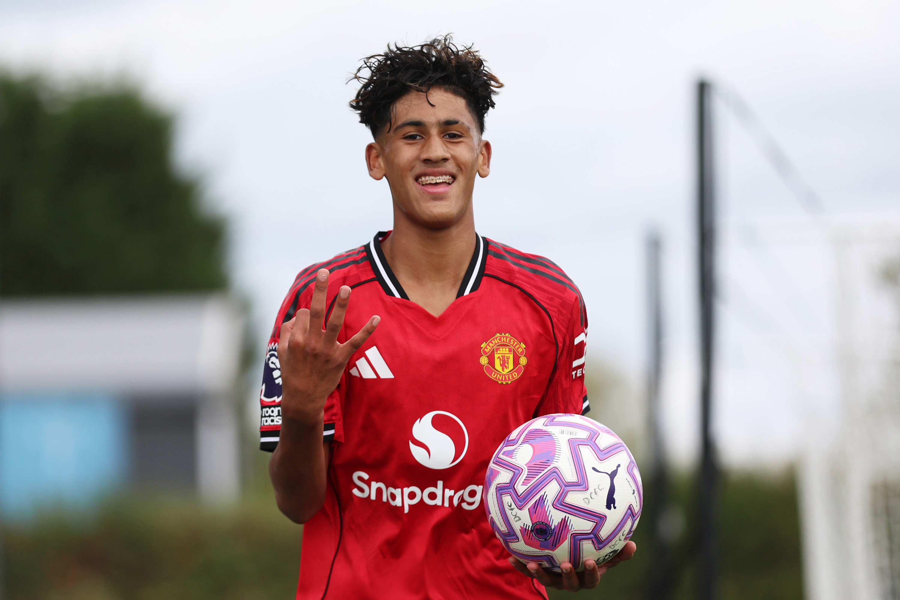 Five Manchester United academy stars in first-team training including ...