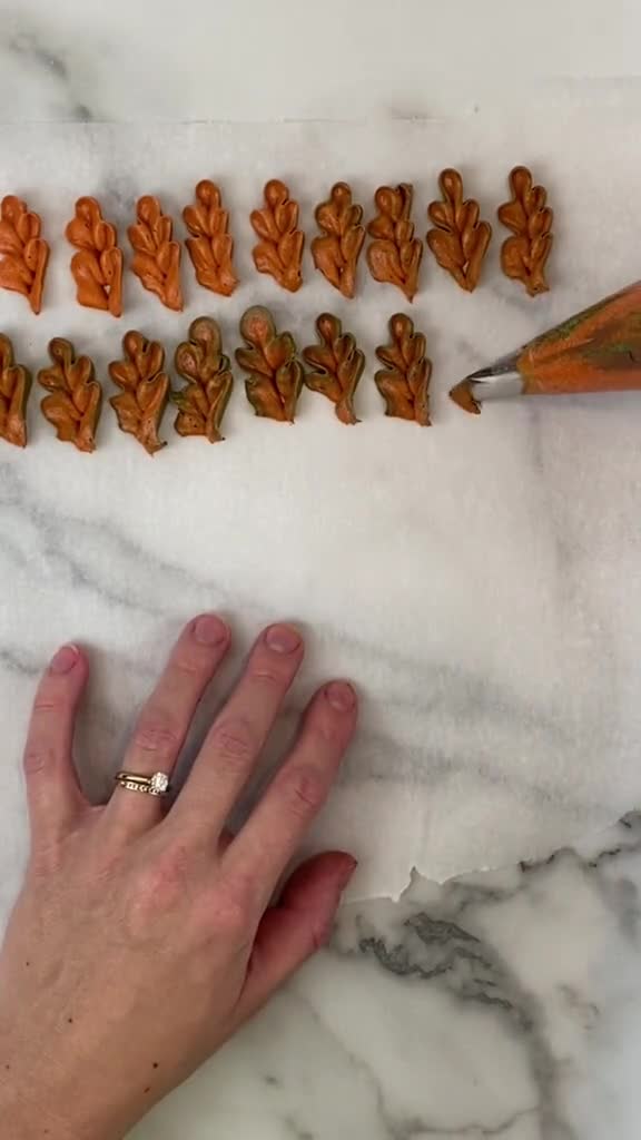 How to Pipe Stunning Fall Buttercream Leaves for Cakes