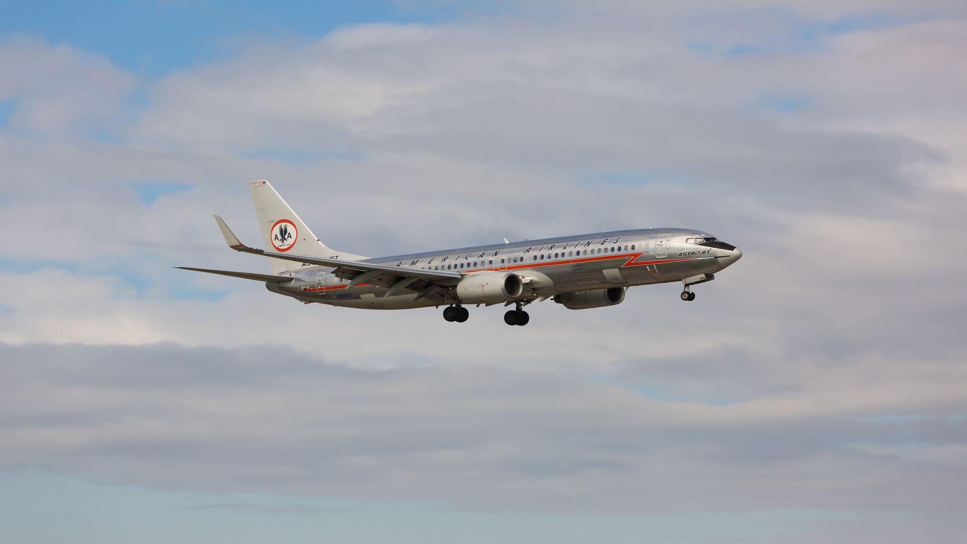 American Airlines Grounds “Astrojet” Boeing 737-800 After Cabin Smoke ...