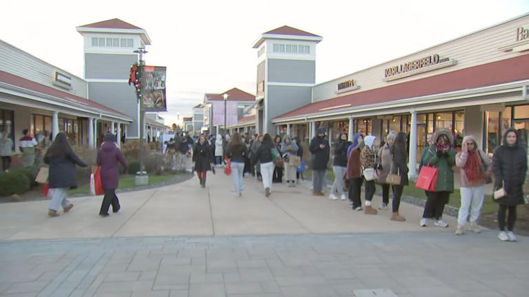 Black Friday shopping in full swing at Wrentham Outlets