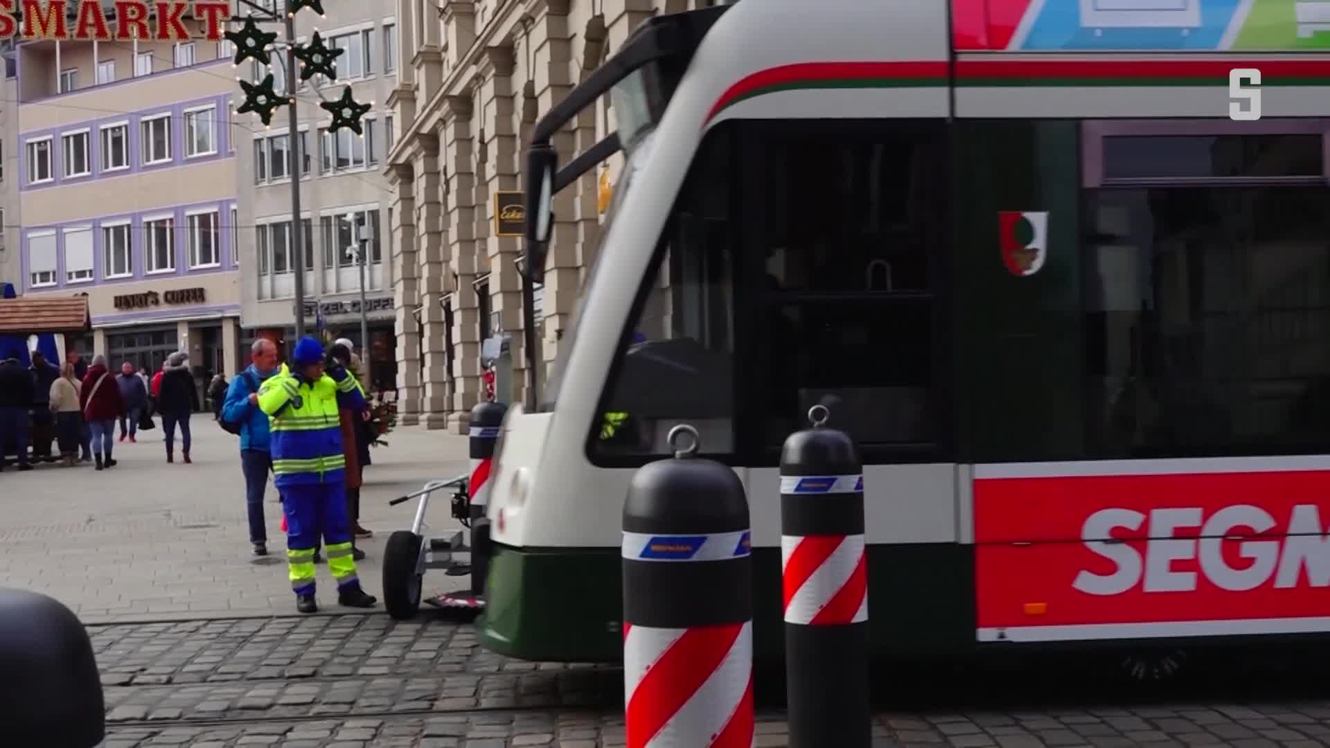 Weihnachtsmarkt in Augsburg: Poller-Hieven im Minutentakt
