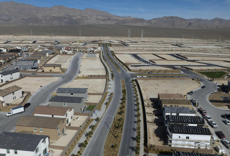 Las Vegas homebuilders’ sales keep tumbling