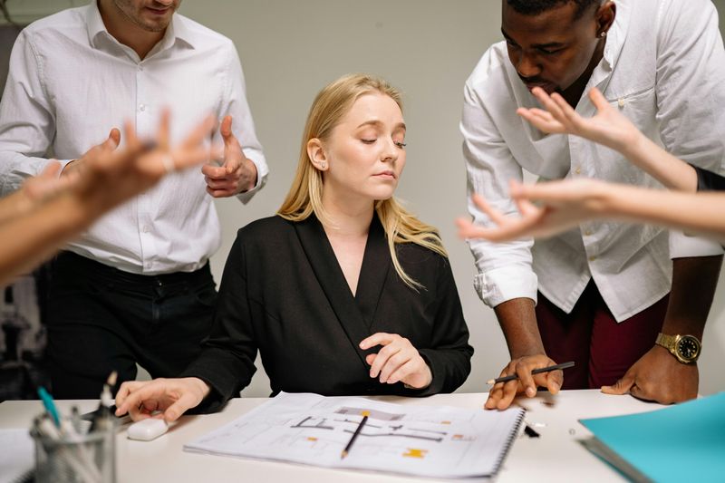 10 Obvious Signs Someone Isn't as Smart as They Pretend to Be